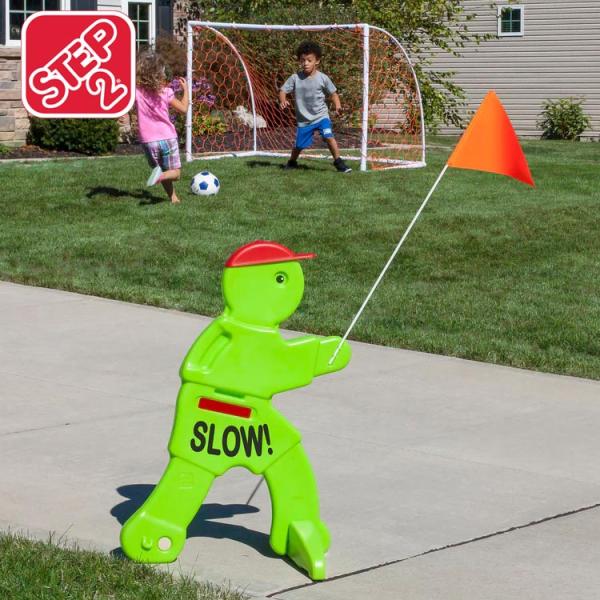 メーカー：STEP2サイズ(約)：L58.4×W45.7(99)×H81(99) cm / (旗付き時サイズ)重さ(約)：2.26kgお子様が遊ぶ場所の近くに飛び出し注意喚起！ネオングリーンの目立つ「飛び出し坊や」これ以上は行ったらだめだよ...