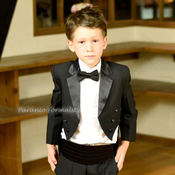 ※ジャケット・シャツ・パンツ・カマーバンド・蝶ネクタイの5点セット※ホワイト・ブラックの2色展開※素材：ジャケット・パンツ　ポリエステル100%　　：シャツ　ポリエステル65%コットン35%※入荷時期によりデザインが変更する場合がございます...