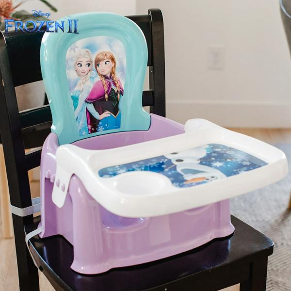 メーカー：THE FIRST YEARS対象：6か月頃〜2歳頃まで(メーカー参照)サイズ：約L33×W23×H41 cm食卓、たたみ、フローリング、お庭、砂場など場面を選ばず多目的に使用できます。軽量でお手入れも簡単。大人用椅子にバンドで固...