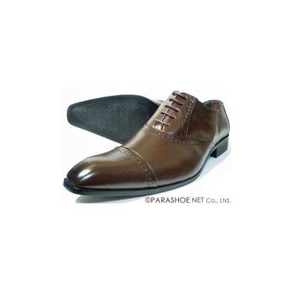 シャープなデザインで、シルエットのきれいな紳士靴。アッパーは、柔らかく雨や汚れに強い合成皮革を使用し、色はつま先にかけて濃く焦がしの入った仕上げで風合いある茶色です。ソールは軽量かつ返り（屈曲性）の良い合成ゴム底で、足幅は3E（EEE）〜4...