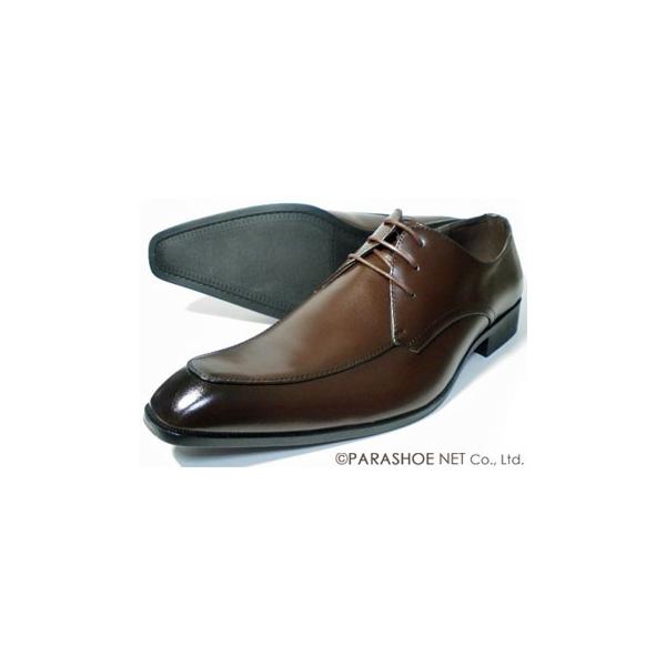 シャープなデザインで、シルエットのきれいな紳士靴。アッパーは、柔らかく雨や汚れに強い合成皮革を使用し、色はつま先にかけて濃く焦がしの入った仕上げで風合いある茶色です。ソールは軽量かつ返り（屈曲性）の良い合成ゴム底で、足幅は3E（EEE）〜4...