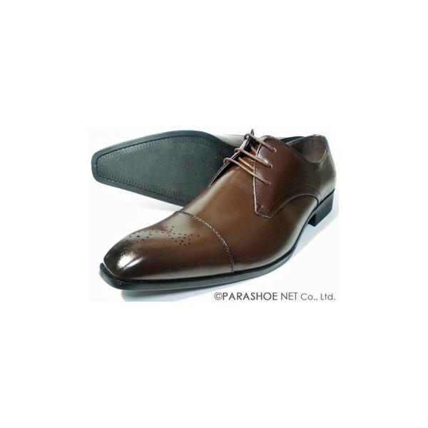 シャープなデザインで、シルエットのきれいな紳士靴。アッパーは、柔らかく雨や汚れに強い合成皮革を使用し、色はつま先にかけて濃く焦がしの入った仕上げで風合いある茶色です。ソールは軽量かつ返り（屈曲性）の良い合成ゴム底で、足幅は3E（EEE）〜4...