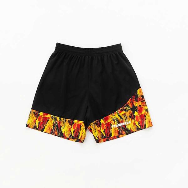 叫び声からインスピレーションを受け生まれた、意欲的なグラフィックが特徴のアシンメトリーな切り替えデザイン。シャツの一部には鮮やかなグラフィックが施されその斬新なデザインはいつものトレーニングを盛り上げること間違いなし！【商品名】ゲームパンツ...