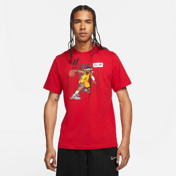 【商品名】カイリー ロゴ Tシャツ バスケットボールウェア メンズ 半袖Tシャツ トップス 練習着 普段着カイリーのアート。Nike Basketballのカイリー ロゴ Tシャツは、鋭いカットを繰り出すポイントガードを日本の漫画のスタイル...