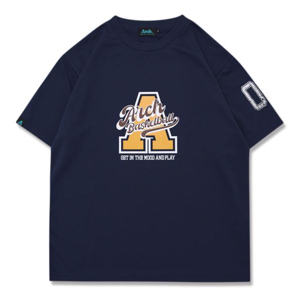 【商品名】Arch cursive logo A tee DRY メンズ バスケットボール 半袖Tシャツ トップス・Archの「A」を基調にカーシブフォントのグラフィックを描いたDRY-Tシャツ。・どこかオールドスクールを感じさせるデザイン...