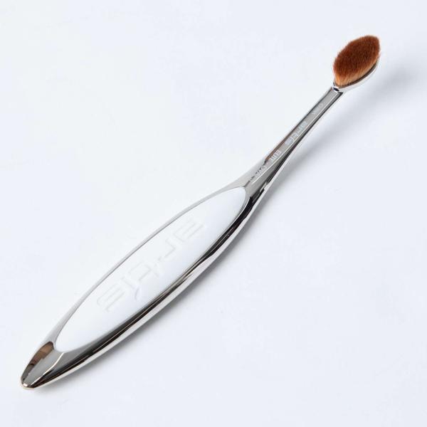 アメリカで誕生したビューティーブランド「artis(アーティス)」。 一度使うと手離せない、心地よい使用感と仕上りの美しさを叶える楕円形のメイクアップブラシ。オーバル3はシェーディングやまぶたに乗せた色をぼかすアイメイク等に適しています。ま...