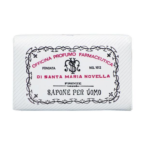 メンズライクな香りを揃え、オーデコロンと香りのコーディネートを楽しめます。植物性オイルのベースに保湿クリームが配合されたリッチなソープで、お肌の水分を損なうことなく汚れを洗い流します。