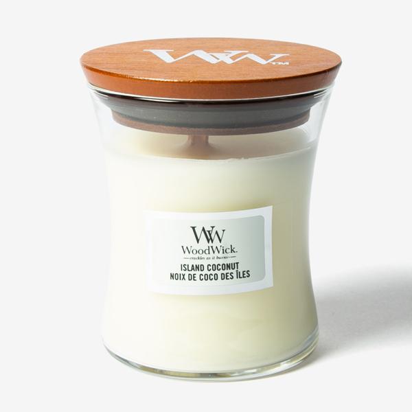 灯をともすとまるで暖炉の前でくつろいでいるかのような心地よい音と灯の揺らめきに心が安らぎます。音と香りと視覚で楽しめる新しいキャンドルです。【アイランドココナッツ】ジューシーなパイナップルにクリーミーなココナッツをブレンドした、トロピカルな...