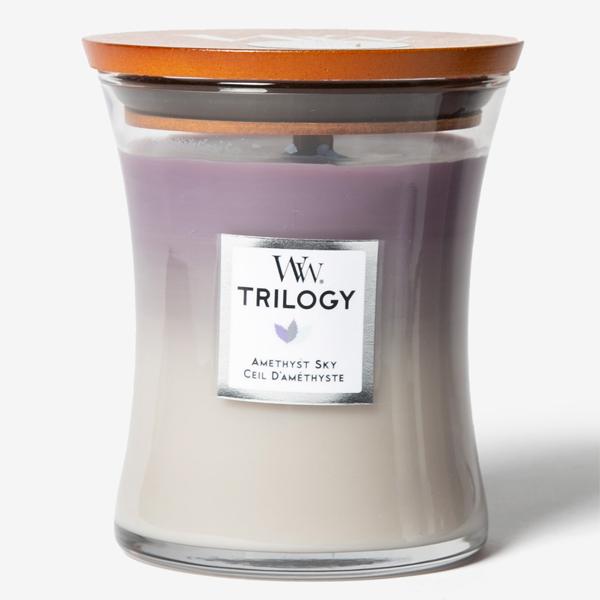 3層のカラーグラデーションが美しいトリロジー。層ごとに香りの異なるプレミアムフレグランスを配合。WoodWickのパチパチ音だけでなく、溶けていく色と香りの変化を楽しめるアロマキャンドルです。【アメジストスカイ】アメジスト＆アンバー：ラベン...