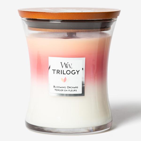 3層のカラーグラデーションが美しいトリロジー。層ごとに香りの異なるプレミアムフレグランスを配合。WoodWickのパチパチ音だけでなく、溶けていく色と香りの変化を楽しめるアロマキャンドルです。【カーミングリトリート】ユズブルームズ：生き生き...