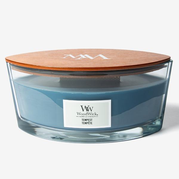 アメリカ生まれのキャンドルフレグランス『WoodWick』は、エッセンシャルオイルを贅沢に使用したナチュラルで豊かな香りと、木製芯によるパチパチとした音が特徴です。灯をともすとまるで暖炉の前でくつろいでいるかのような心地よい音と灯の揺らめき...