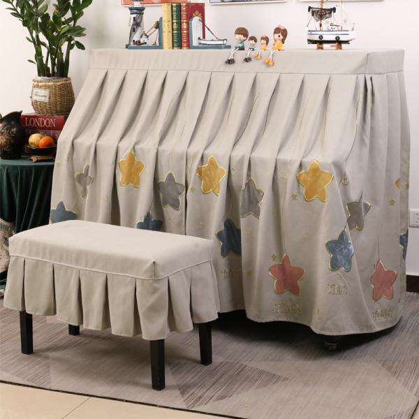 【素材】ポリエステル　【サイズ】 ピアノカバー 約横153*幅34*高さ120cm  国内外のアップライトピアノのフルカバーとしてご使用頂けます。ほとんどのサイズのピアノに適合します。【耐久性】丈夫で軽い素材で、洗いやすく、耐久性があり。「...