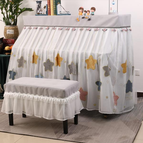 【素材】ポリエステル　【サイズ】 ピアノカバー 約横153*幅34*高さ120cm  国内外のアップライトピアノのフルカバーとしてご使用頂けます。ほとんどのサイズのピアノに適合します。【耐久性】丈夫で軽い素材で、洗いやすく、耐久性があり。「...