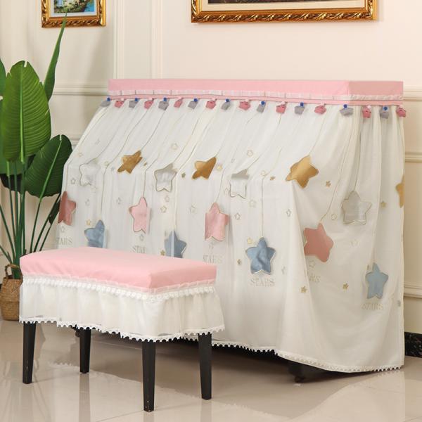 【素材】ポリエステル　【サイズ】 ピアノカバー 約横153*幅34*高さ120cm  国内外のアップライトピアノのフルカバーとしてご使用頂けます。ほとんどのサイズのピアノに適合します。【耐久性】丈夫で軽い素材で、洗いやすく、耐久性があり。「...