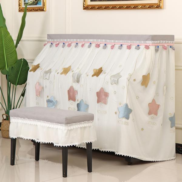 【素材】ポリエステル　【サイズ】 ピアノカバー 約横153*幅34*高さ120cm  国内外のアップライトピアノのフルカバーとしてご使用頂けます。ほとんどのサイズのピアノに適合します。【耐久性】丈夫で軽い素材で、洗いやすく、耐久性があり。「...