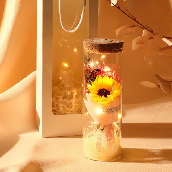 【サイズ】：直径8cmX高さ23cm【花材】：最高級のプリザーブドフラワーを使用しています（品質保証）　ポット：ガラス　 蓋：木　 【LEDライト付き】：スイッチと電池交換は上面にあります。【プリザーブドフラワーとは】生花に特殊加工を施した...