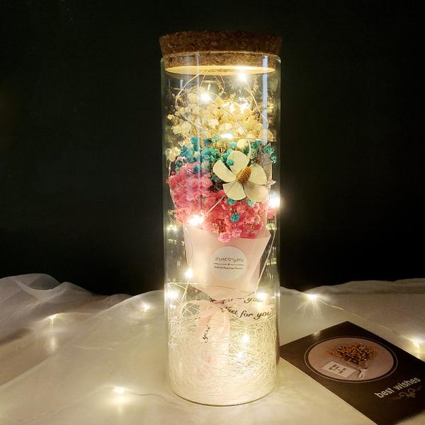 【サイズ】：直径約8cmX高さ約22cm【花材】：最高級の造花を使用しています（品質保証）　ポット：ガラス　 【LEDライト付き】：スイッチと電池交換は底面にあります、電池は付きません。【永遠の花】水やり、水換えの世話や手間が要らず、とって...