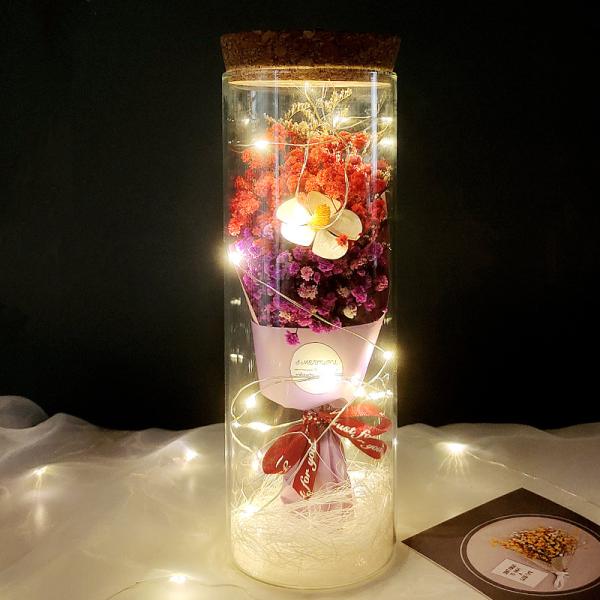 【サイズ】：直径約8cmX高さ約22cm【花材】：最高級の造花を使用しています（品質保証）　ポット：ガラス　 【LEDライト付き】：スイッチと電池交換は底面にあります、電池は付きません。【永遠の花】水やり、水換えの世話や手間が要らず、とって...