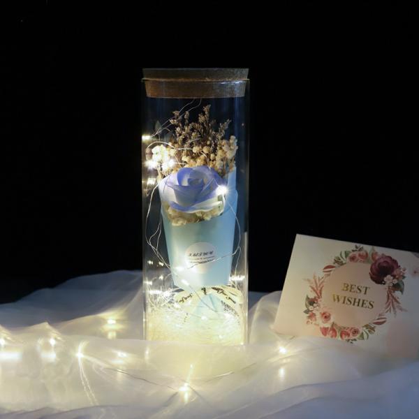 【サイズ】：直径約8cmX高さ約22cm【花材】：最高級の造花を使用しています（品質保証）　ポット：ガラス　 【LEDライト付き】：スイッチと電池交換は底面にあります、電池は付きません。【永遠の花】水やり、水換えの世話や手間が要らず、とって...