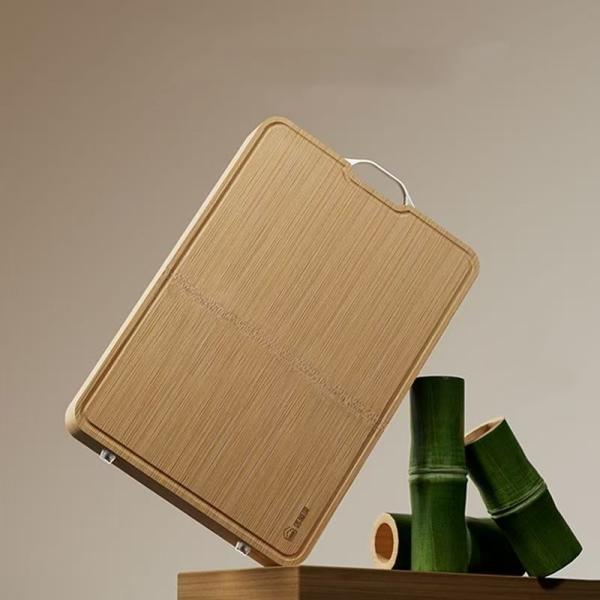 【カラー】第一枚画像通り【色】：竹色【商品の寸法】：40長さ x 28幅 x 1.8厚み cm【材質】：バンブー【商品の推奨用途】：チーズやパンや肉や魚や果物や野菜など★小さくて軽いのでサッと気軽に使えます。竹製はとても軽量なので、どこでも...