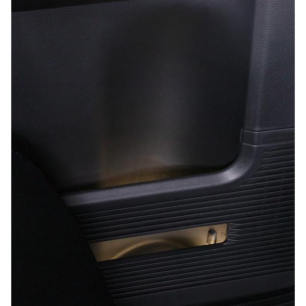 LEDイルミネーション（エンジン〈パワー〉スイッチ連動）フロントドア用左右セット■イルミネーション類は撮影のため、点灯した状態を強調し再現したものです。写真の色および明るさは実際の色とは異なります。■小物類はすべて撮影のために用意されたもの...