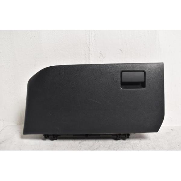 **** 商品説明を必ずご確認ください ****部品管理番号：241206001270210メーカー純正品番：55550-28130-C0部品名：グローブBOX部品区分：リサイクル品車名：ヴォクシー車両タイプ名：5DBOXワゴン通称型式：Z...