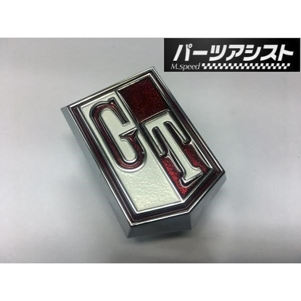 ハコスカ２ドア用フロントフェンダーに取り付けるGTエンブレム（赤）になります。グレード別で色が異なる点に注意が必要です。また４ドアともサイズが異なりますので合わせて確認が必要です。左右必要の場合は２個ご注文が必要となります。