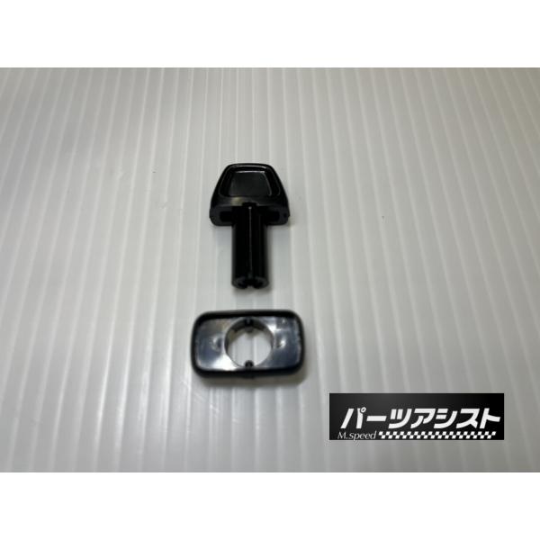 ハコスカ２ドア用のドアロックピン片側の金額となります。 内張り側に付く台座とロックピンの２点セットです。コツとしては台座ごと入れ込みながら回し込み、ある程度閉めてから台座を設置します。台座設置した後に回すと割れやすいので注意が必要です。入れ...
