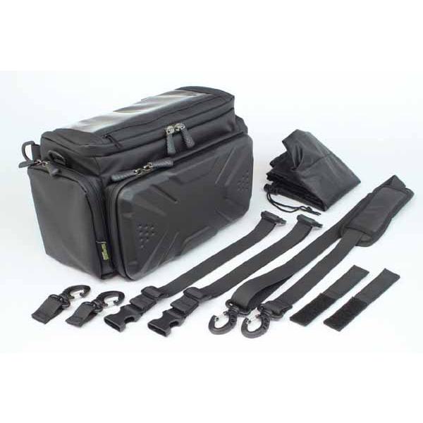 本製品は、コンパクトな形状でありながら、バッグのメインエリアに約6.8L、センターポケットに約1.4L、サイドポケット(左右)に約1.2L(約0.6L×2)の容量を採用した大容量バッグになります。バッグ本体には、ナイロンベルト2本、モールシ...