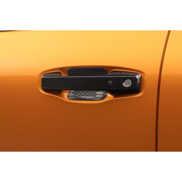 【適合車種】■車種名：三菱 TRITON トラトン■適合グレード：全グレード■適合年式：2024年2月〜【商品内容】■セット内容：三菱海外純正 トライトン専用 ドアハンドルカバー 1セット（計4枚）■カラー：カーボン柄　■素材：PVC【商品...