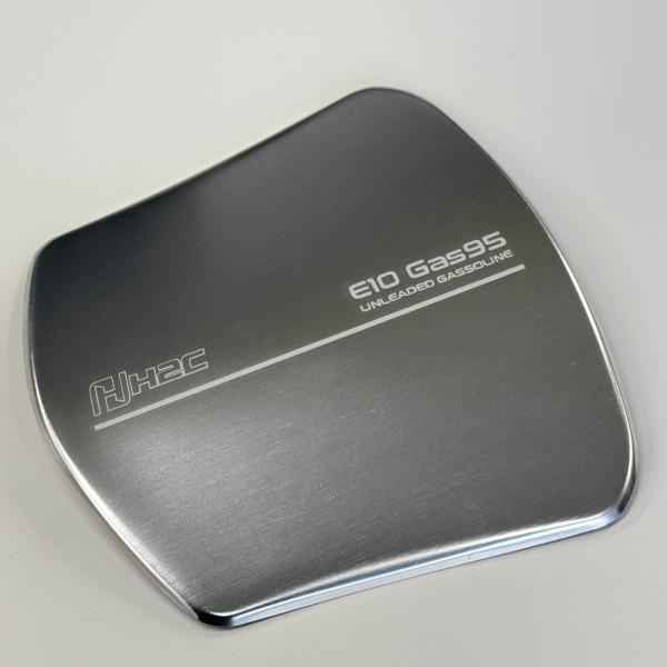 【適合車種】■車種名：PCX125 【8BJ-JK05 2025年2月〜 】PCX160 【8BJ-KF47 2025年2月〜 】【商品内容】■セット内容：海外ホンダ純正 H2C フュールリッドカバー■カラー：シルバー (サテン調) ヘアラ...