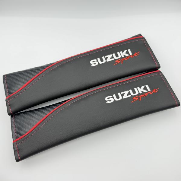 【適合車種】■車種名：スズキ全車種 ■適合グレード：全グレード【商品内容】■セット内容：SUZUKI Sport シートベルトパッド 2個■カラー：ブラック（レザー調） x ブラック(カーボン調） x ホワイト (刺繍ロゴ） x レッド (...