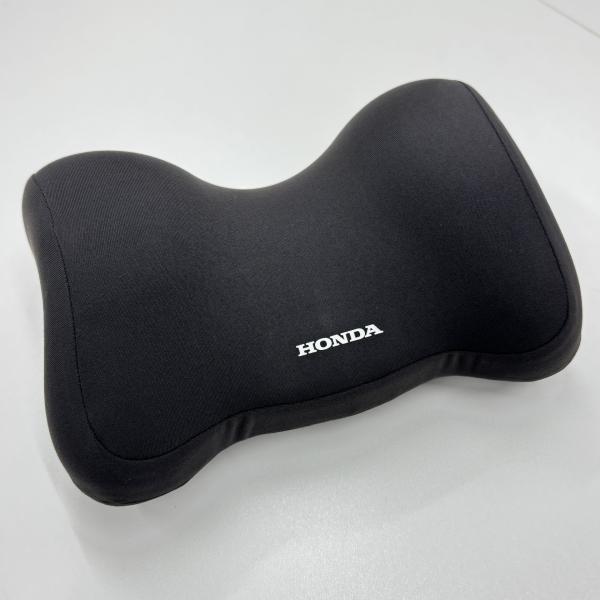 【適合車種】■車種名：ホンダ全車種■適合グレード：全グレード【商品内容】■セット内容：海外ホンダ純正 ネックピロー ネックパッド 1個■カラー：ブラック■サイズ：縦 19.5cm x 横 28cm x 厚さ 11cm【商品説明】■ホンダ純正...