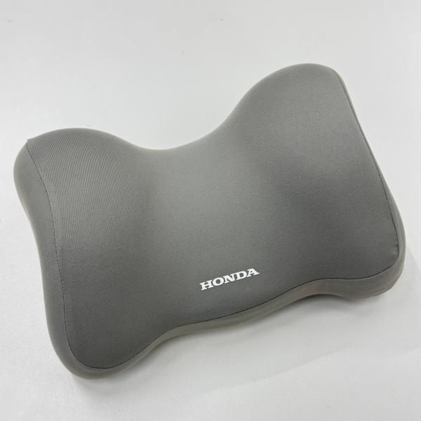 【適合車種】■車種名：ホンダ全車種■適合グレード：全グレード【商品内容】■セット内容：海外ホンダ純正 ネックピロー ネックパッド 1個■カラー：グレー■サイズ：縦 19.5cm x 横 28cm x 厚さ 11cm【商品説明】■ホンダ純正 ...