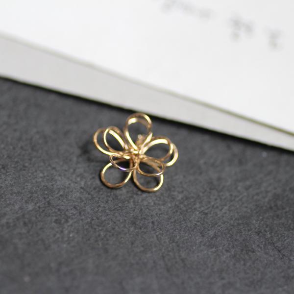 商品名：ワイヤーフラワー 立体　花　金　ゴールド　4個入り 桜　針金　揺れる　金属　メタル　シンプル　No6【商品紹介】幅：約15mm厚み：約6mm内容量：4個入りワイヤーで作った、フラワーモチーフです。アクセサリーの制作にご使用いただけま...