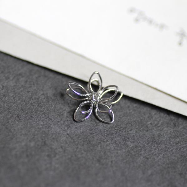 商品名：ワイヤーフラワー 立体　花　銀　シルバー　4個入り 桜　針金　揺れる　金属　メタル　シンプル　No3【商品紹介】幅：約15mm厚み：約6mm内容量：4個入りワイヤーで作った、フラワーモチーフです。アクセサリーの制作にご使用いただけま...