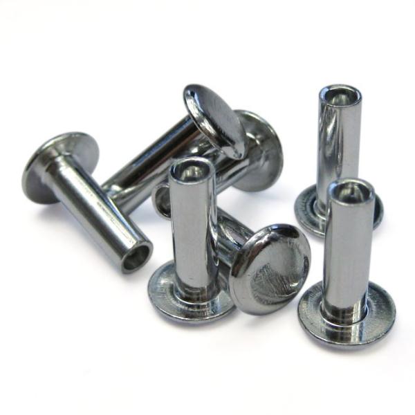 中空リベットは直径9mm丸いボタンができるリベット鋲です。 カシメと違い、キャップのような頭を使わず、これ単体で潰して使います。 足先を丸潰しにして使うため、構造自体はハトメに近く、（適切な工具でかしめた場合）潰した先端は丸く凹んだドーナッ...