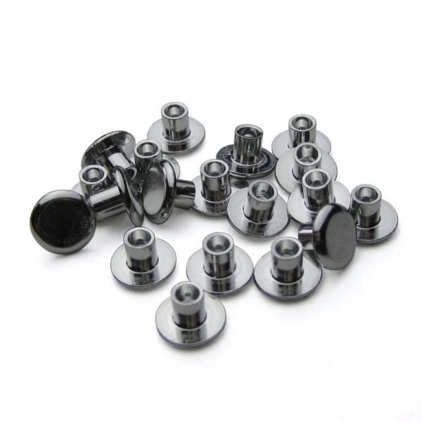 中空リベットは直径9mm丸いボタンができるリベット鋲です。 カシメと違い、キャップのような頭を使わず、これ単体で潰して使います。 足先を丸潰しにして使うため、構造自体はハトメに近く、（適切な工具でかしめた場合）潰した先端は丸く凹んだドーナッ...