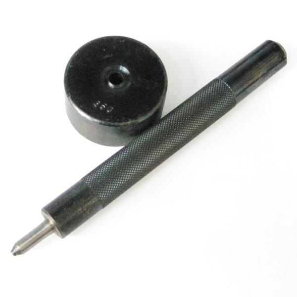 穴の内側の径5mm、外径5.5mm、傘径10mmのハトメ350の本体にピッタリ合う手打ち工具です。裏面を菊割れ式でなく、丸潰しで仕上げます。裏面をハトメリングとして仕上げたい方にお勧めです。またハトメ350だけでなく、筒の寸法がほぼおなじの...