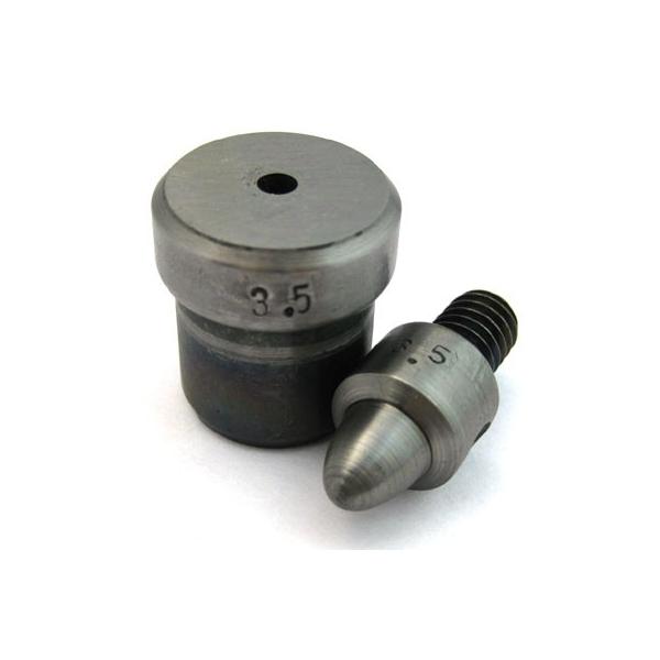 ハンドプレス機に取り付けて、直径3.5mmの穴をあける駒（治具）になります。主に布や革の薄手のものにお使いいただけます。厚いものには適しませんのでご注意ください。本製品は、旧式のくり抜くタイプとは異なり、すり潰すタイプの新式となりますので、...