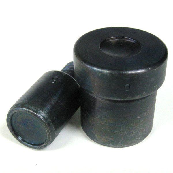 頭の直径9mm両面カシメ専用、ハンドプレスで打つための駒です。お持ちのハンドプレス機にとりつけて、両面のカシメを打つための治具パーツ。両面の大カシメであればどういったものでも打ち込むことができ、足並・足長・足短といった足の長さを気にせずお使...