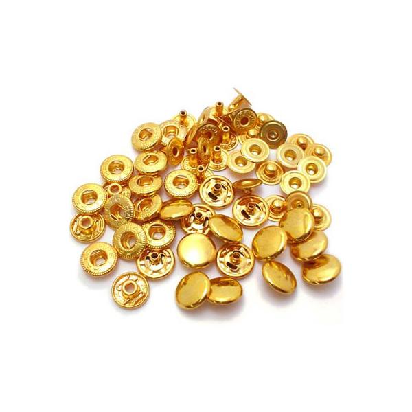 バネホックNo5は、表に出る丸ボタンの直径が約15mmとなるバネホック。「バネホック大」とも呼ばれ、少し厚めの布や革・保持力のあるホックをお探しの場合にお使いいただけます。バネホックNo5の4つのパーツは、比較的大きめとなっており、頭のパー...