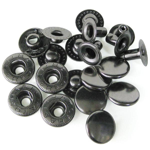 バネホックの中でも特大サイズの「バネホック8050」です。表面に出る丸釦15mmで、バネホックとはいえ保持力も高い製品となります。手芸店などでは「バネホック特大」などの名称でも販売されています。当店では、鉄さびのつかない真鍮製のシルバー、お...