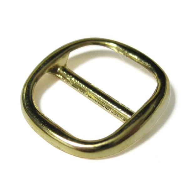 1cm幅のベルト紐を折り返し、長さ調節するのに便利な金具「コキカン10mm」です。 構造的には美錠1020の真ん中のピン(足)を取ったものとなります。ピン無し美錠とお考えください。真鍮を型に流し込んで製造する「真鍮鋳物」と呼ばれる製造品で、...