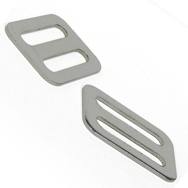 角板送りは、薄い角板の送りです。紐などの調整金具として用いられます。テープ紐調整金具としてお使いいたけます。当店パーツラボの角板送りは鉄製、ニッケルのメッキをかけています。 