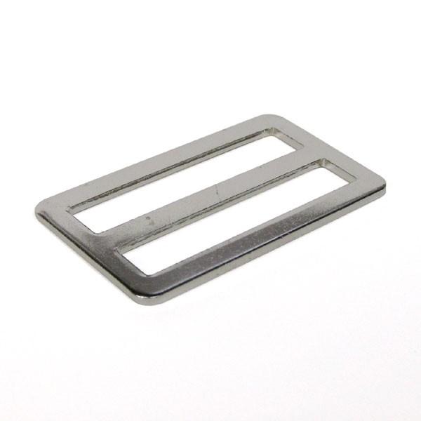 角板送りは、薄い角板の送りです。紐などの調整金具として用いられます。テープ紐調整金具としてお使いいたけます。当店パーツラボの角板送りは鉄製、ニッケルのメッキをかけています。 