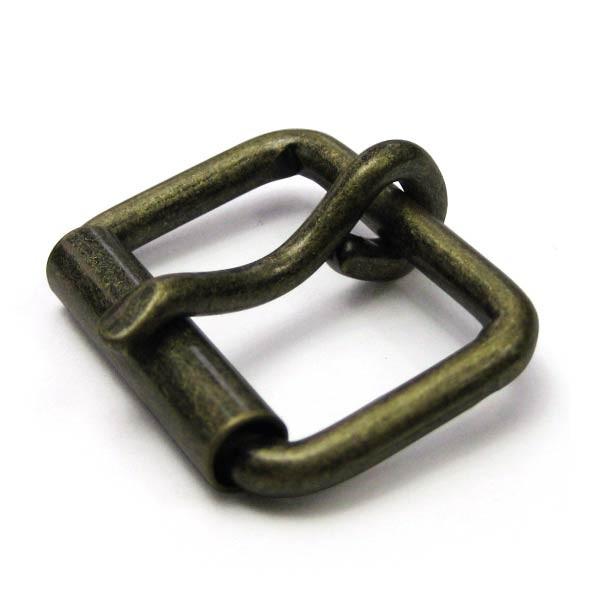 外寸2.7cmの四角い形の金具を21mm幅のベルト用に美錠バックルにしました。線の細い角カンに、ピン（足）と管が付いたシンプルな構造。鉄製の本体にアンティーク鍍金をかけて、金色味の強いブロンズ色に仕上げています。