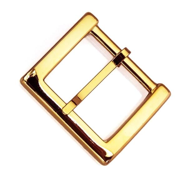 外寸4cm程の、四角の形をした美錠バックルです。しっかりした角がある四角い美錠バックルで、ベルト幅3cm程度のものにお使いください。亜鉛ダイカストで製造された本体（亜鉛合金）の表面には本金鍍金をかけて皮膜をつくり、ゴールド色に仕上げています...