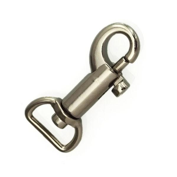 通し幅15mmナスカンです。円筒形の本体と、Dカンを回転カンでつなげた「鉄砲ナスカン」と呼ばれるタイプ。接続するレバーとDカン部分に距離があるため、四角い形状のバッグやカバンのショルダー紐接続などに使われています。本体は亜鉛合金、その表面に...
