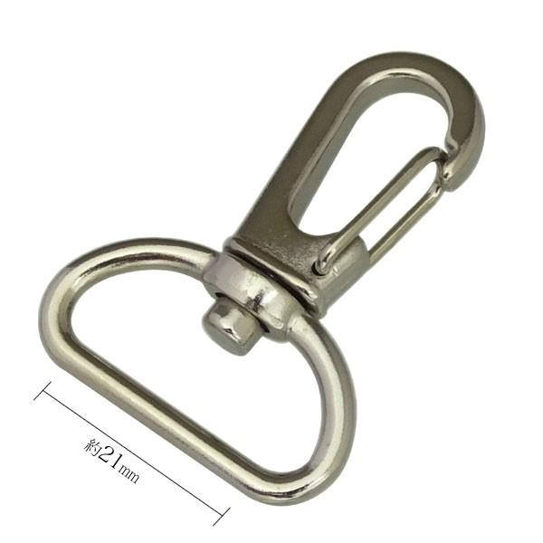 外寸41×27mm、紐通し幅21mmナスカン「21mm 網ナスカン」です。上部のクリップが押し込み式となっており、片手で簡単に開閉できるため、アクセサリ・キーホルダー・雑貨金具として広くお使いいただいています。本体中央の回転カンから、21m...
